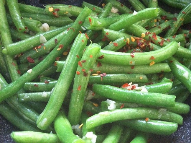 Spicy Garlic String Beans - Cooking with a Wallflower