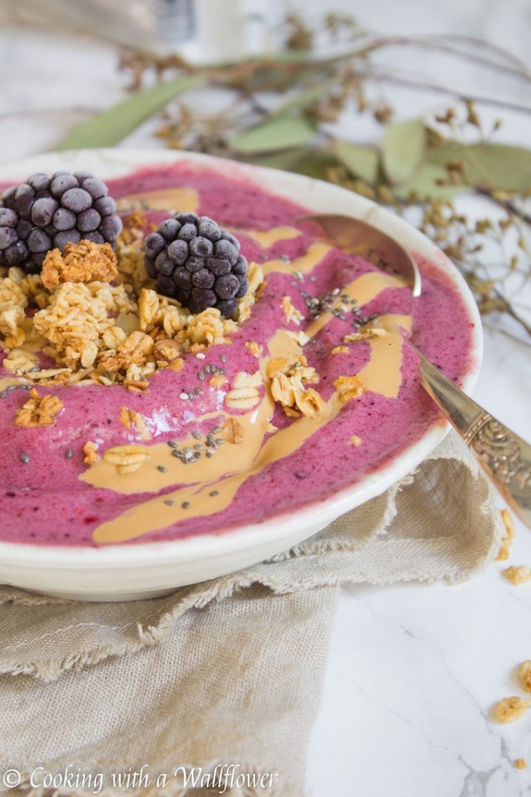Mixed Berry Smoothie Bowl - Cooking with a Wallflower